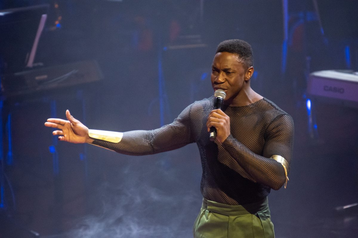 Tiago Barbosa emociona e esbanja talento em show - Acesso Cultural