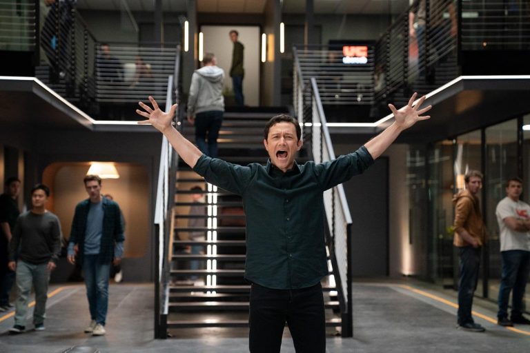 Elisabeth Shue (Bonnie Kalanick) e Bridget Gao Hollitt (Gabi Holzwarth ...